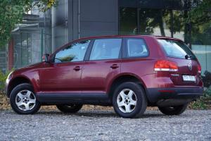 Sarkans Volkswagen Touareg 2005 Rīga, ar dzinēja tilpumu 2.50 L un nobraukumu 268 tūkst. km par 2490 €, foto 11 vietnē AUTOMOTO.COM.LV