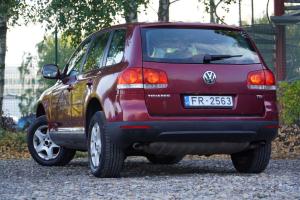 Sarkans Volkswagen Touareg 2005 Rīga, ar dzinēja tilpumu 2.50 L un nobraukumu 268 tūkst. km par 2490 €, foto 13 vietnē AUTOMOTO.COM.LV