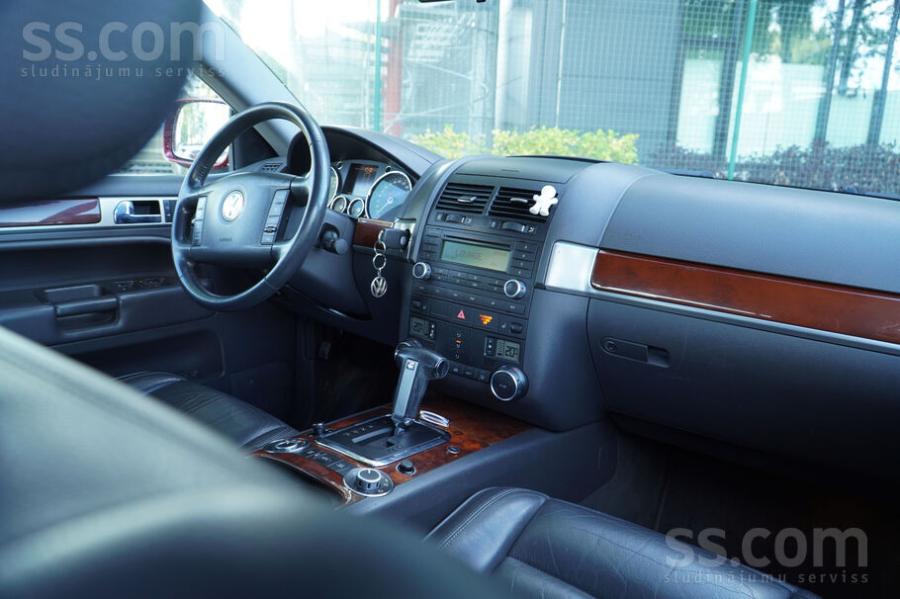 Sarkans Volkswagen Touareg 2005 Rīga, ar dzinēja tilpumu 2.50 L un nobraukumu 268 tūkst. km par 2490 €, foto 14 vietnē AUTOMOTO.COM.LV