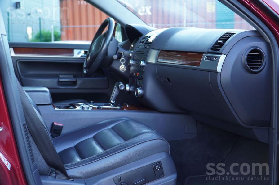 Sarkans Volkswagen Touareg 2005 Rīga, ar dzinēja tilpumu 2.50 L un nobraukumu 268 tūkst. km par 2490 €, foto 18 vietnē AUTOMOTO.COM.LV