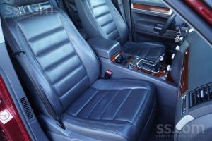 Sarkans Volkswagen Touareg 2005 Rīga, ar dzinēja tilpumu 2.50 L un nobraukumu 268 tūkst. km par 2490 €, foto 19 vietnē AUTOMOTO.COM.LV