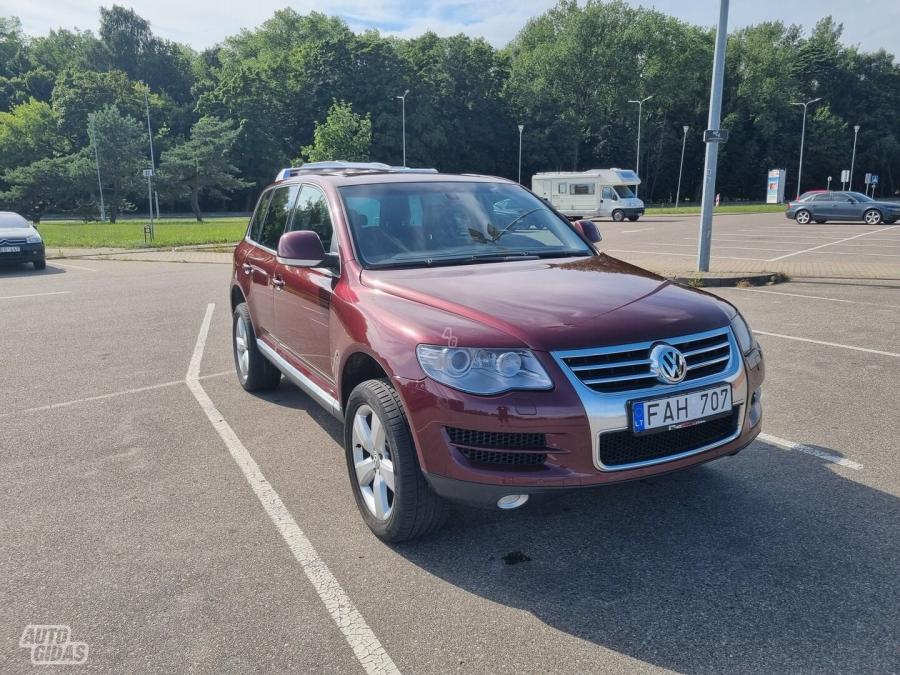 Red Volkswagen Touareg 2007 in Klaipeda, with an engine capacity of 2.50 L and mileage of 219 thousand km for 3700 €, photo 1 on AUTOMOTO.COM.LV
