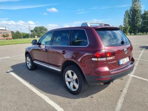 Red Volkswagen Touareg 2007 in Klaipeda, with an engine capacity of 2.50 L and mileage of 219 thousand km for 3700 €, photo 5 on AUTOMOTO.COM.LV