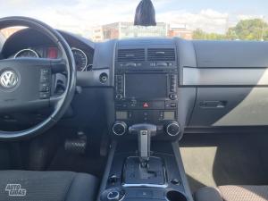 Red Volkswagen Touareg 2007 in Klaipeda, with an engine capacity of 2.50 L and mileage of 219 thousand km for 3700 €, photo 14 on AUTOMOTO.COM.LV