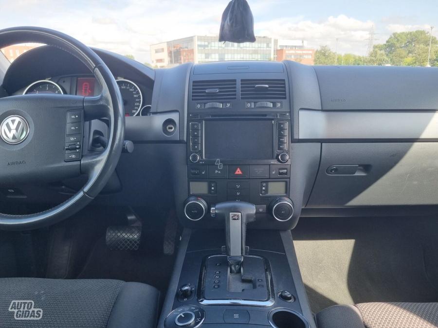 Red Volkswagen Touareg 2007 in Klaipeda, with an engine capacity of 2.50 L and mileage of 219 thousand km for 3700 €, photo 14 on AUTOMOTO.COM.LV