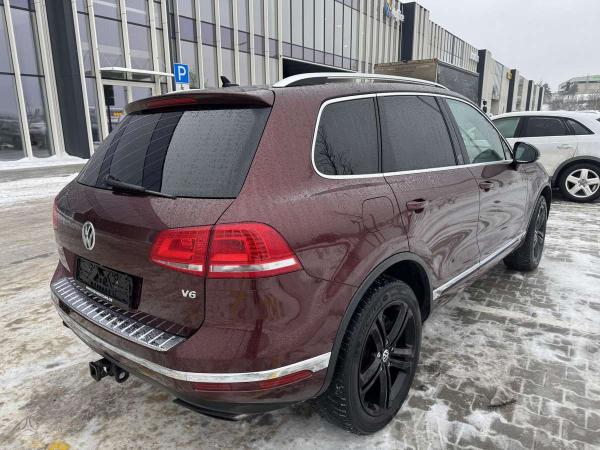 Sarkans Volkswagen Touareg 2017 Viļņa, ar dzinēja tilpumu 3.60 L un nobraukumu 309 tūkst. km par 12900 €, foto 7 vietnē AUTOMOTO.COM.LV