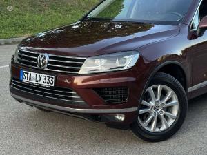 Sarkans Volkswagen Touareg 2017 Jonava, ar dzinēja tilpumu 3.00 L un nobraukumu 247 tūkst. km par 15999 €, foto 5 vietnē AUTOMOTO.COM.LV