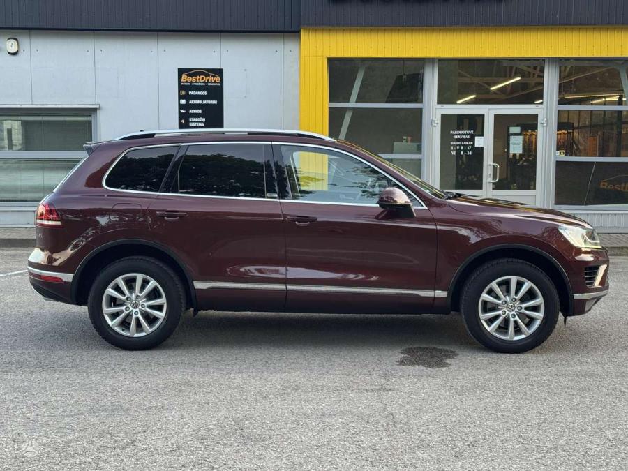 Sarkans Volkswagen Touareg 2017 Jonava, ar dzinēja tilpumu 3.00 L un nobraukumu 247 tūkst. km par 15999 €, foto 13 vietnē AUTOMOTO.COM.LV