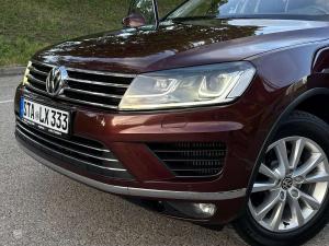 Sarkans Volkswagen Touareg 2017 Jonava, ar dzinēja tilpumu 3.00 L un nobraukumu 247 tūkst. km par 15999 €, foto 18 vietnē AUTOMOTO.COM.LV