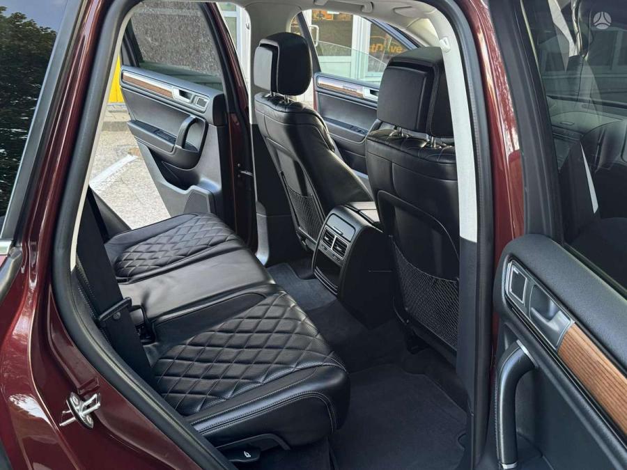 Sarkans Volkswagen Touareg 2017 Jonava, ar dzinēja tilpumu 3.00 L un nobraukumu 247 tūkst. km par 15999 €, foto 23 vietnē AUTOMOTO.COM.LV