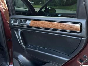 Sarkans Volkswagen Touareg 2017 Jonava, ar dzinēja tilpumu 3.00 L un nobraukumu 247 tūkst. km par 15999 €, foto 25 vietnē AUTOMOTO.COM.LV