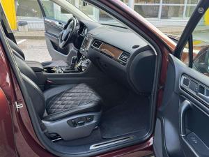 Sarkans Volkswagen Touareg 2017 Jonava, ar dzinēja tilpumu 3.00 L un nobraukumu 247 tūkst. km par 15999 €, foto 26 vietnē AUTOMOTO.COM.LV