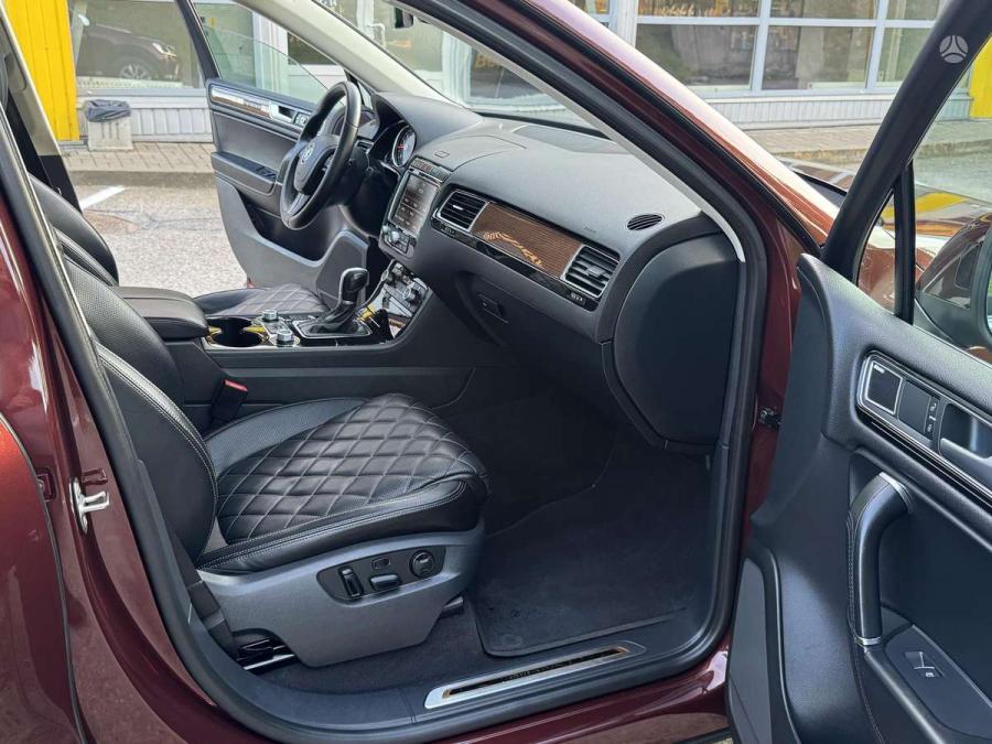 Sarkans Volkswagen Touareg 2017 Jonava, ar dzinēja tilpumu 3.00 L un nobraukumu 247 tūkst. km par 15999 €, foto 26 vietnē AUTOMOTO.COM.LV