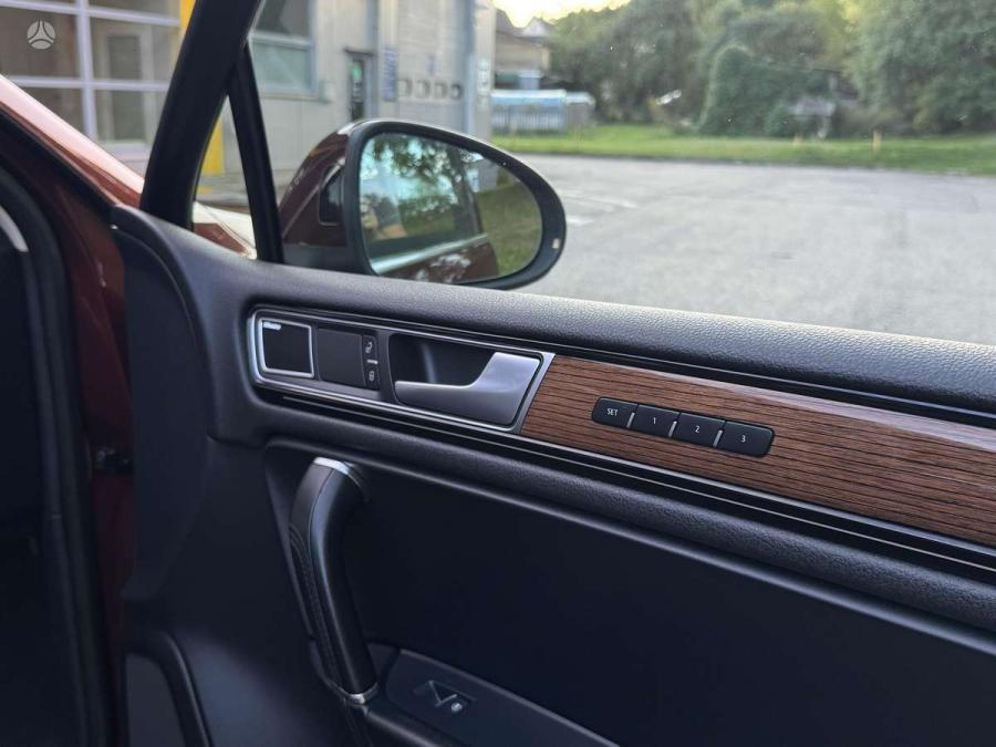 Sarkans Volkswagen Touareg 2017 Jonava, ar dzinēja tilpumu 3.00 L un nobraukumu 247 tūkst. km par 15999 €, foto 27 vietnē AUTOMOTO.COM.LV