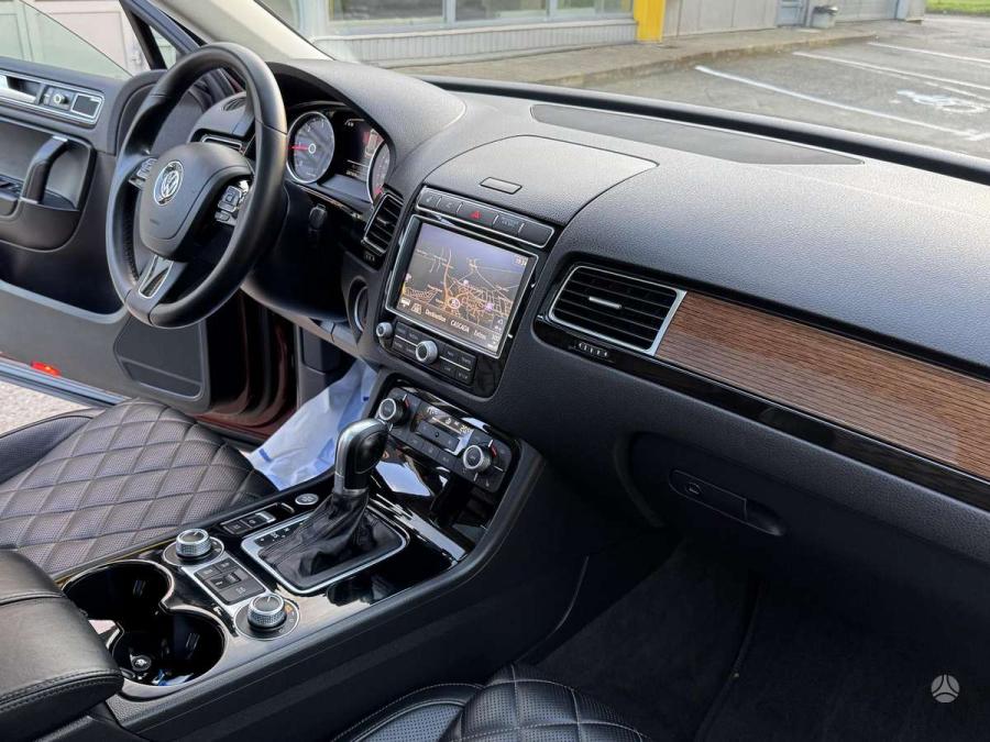 Sarkans Volkswagen Touareg 2017 Jonava, ar dzinēja tilpumu 3.00 L un nobraukumu 247 tūkst. km par 15999 €, foto 32 vietnē AUTOMOTO.COM.LV