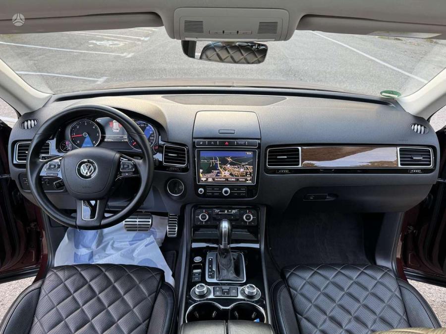 Sarkans Volkswagen Touareg 2017 Jonava, ar dzinēja tilpumu 3.00 L un nobraukumu 247 tūkst. km par 15999 €, foto 33 vietnē AUTOMOTO.COM.LV