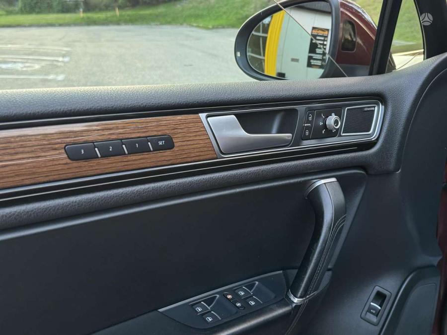 Sarkans Volkswagen Touareg 2017 Jonava, ar dzinēja tilpumu 3.00 L un nobraukumu 247 tūkst. km par 15999 €, foto 36 vietnē AUTOMOTO.COM.LV