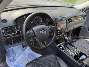 Sarkans Volkswagen Touareg 2017 Jonava, ar dzinēja tilpumu 3.00 L un nobraukumu 247 tūkst. km par 15999 €, foto 38 vietnē AUTOMOTO.COM.LV