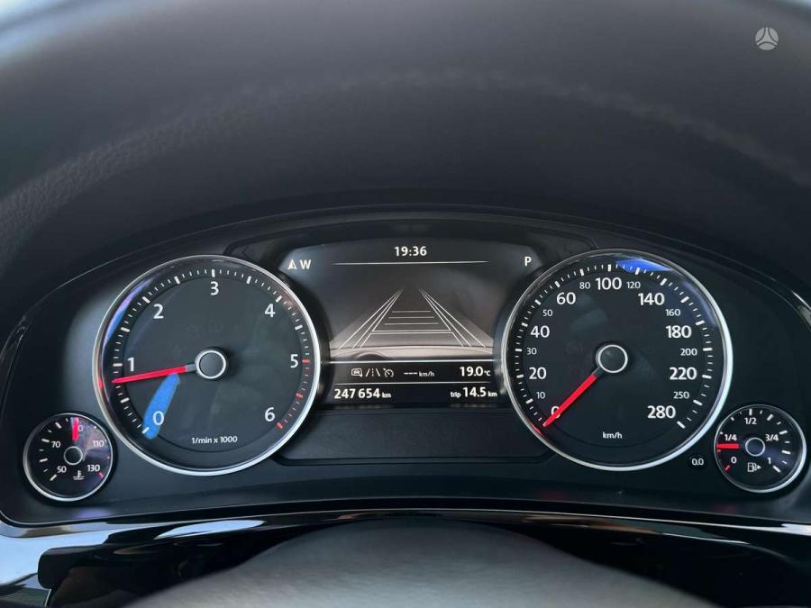 Sarkans Volkswagen Touareg 2017 Jonava, ar dzinēja tilpumu 3.00 L un nobraukumu 247 tūkst. km par 15999 €, foto 40 vietnē AUTOMOTO.COM.LV