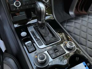 Sarkans Volkswagen Touareg 2017 Jonava, ar dzinēja tilpumu 3.00 L un nobraukumu 247 tūkst. km par 15999 €, foto 41 vietnē AUTOMOTO.COM.LV