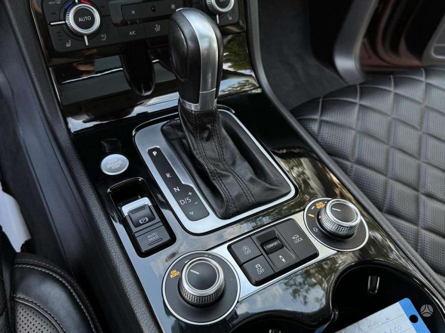 Sarkans Volkswagen Touareg 2017 Jonava, ar dzinēja tilpumu 3.00 L un nobraukumu 247 tūkst. km par 15999 €, foto 41 vietnē AUTOMOTO.COM.LV