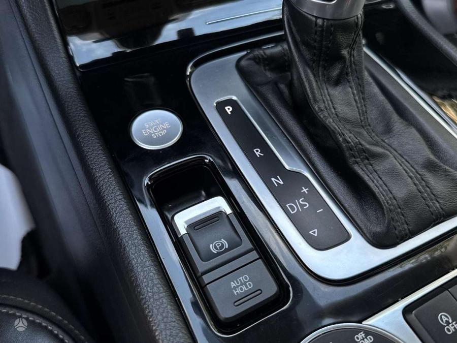 Sarkans Volkswagen Touareg 2017 Jonava, ar dzinēja tilpumu 3.00 L un nobraukumu 247 tūkst. km par 15999 €, foto 42 vietnē AUTOMOTO.COM.LV