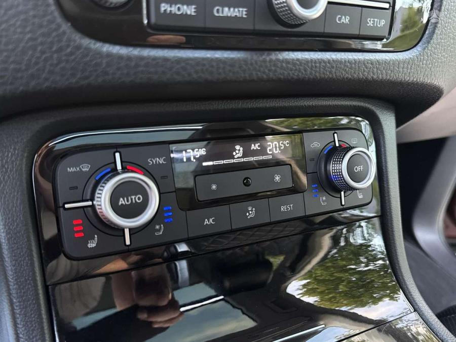 Sarkans Volkswagen Touareg 2017 Jonava, ar dzinēja tilpumu 3.00 L un nobraukumu 247 tūkst. km par 15999 €, foto 43 vietnē AUTOMOTO.COM.LV