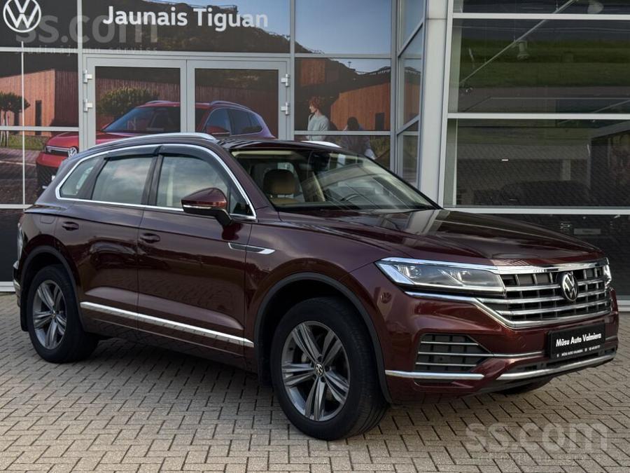Red Volkswagen Touareg 2021 in Valmiera, with an engine capacity of 3.00 L and mileage of 64 thousand km for 39900 €, photo 1 on AUTOMOTO.COM.LV