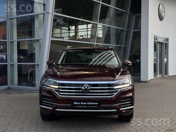 Red Volkswagen Touareg 2021 in Valmiera, with an engine capacity of 3.00 L and mileage of 64 thousand km for 39900 €, photo 2 on AUTOMOTO.COM.LV