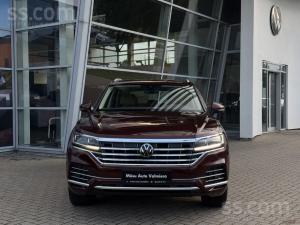 Red Volkswagen Touareg 2021 in Valmiera, with an engine capacity of 3.00 L and mileage of 64 thousand km for 39900 €, photo 3 on AUTOMOTO.COM.LV