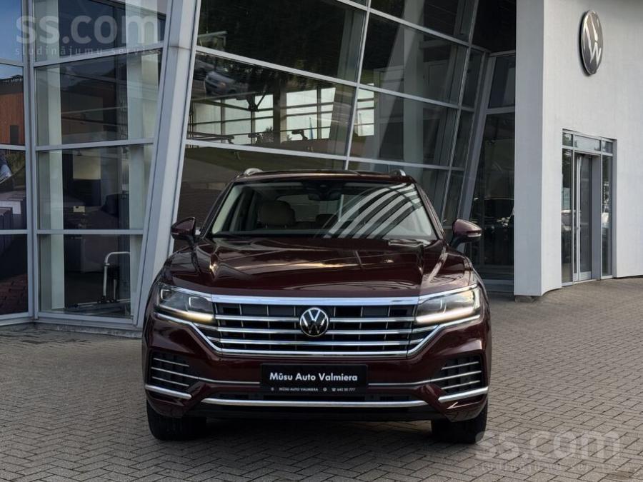 Red Volkswagen Touareg 2021 in Valmiera, with an engine capacity of 3.00 L and mileage of 64 thousand km for 39900 €, photo 3 on AUTOMOTO.COM.LV
