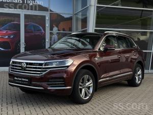 Red Volkswagen Touareg 2021 in Valmiera, with an engine capacity of 3.00 L and mileage of 64 thousand km for 39900 €, photo 4 on AUTOMOTO.COM.LV