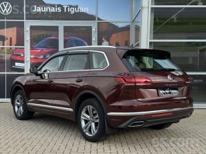 Red Volkswagen Touareg 2021 in Valmiera, with an engine capacity of 3.00 L and mileage of 64 thousand km for 39900 €, photo 5 on AUTOMOTO.COM.LV