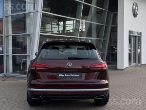 Red Volkswagen Touareg 2021 in Valmiera, with an engine capacity of 3.00 L and mileage of 64 thousand km for 39900 €, photo 6 on AUTOMOTO.COM.LV