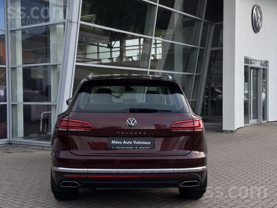 Red Volkswagen Touareg 2021 in Valmiera, with an engine capacity of 3.00 L and mileage of 64 thousand km for 39900 €, photo 6 on AUTOMOTO.COM.LV