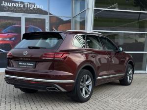 Red Volkswagen Touareg 2021 in Valmiera, with an engine capacity of 3.00 L and mileage of 64 thousand km for 39900 €, photo 7 on AUTOMOTO.COM.LV
