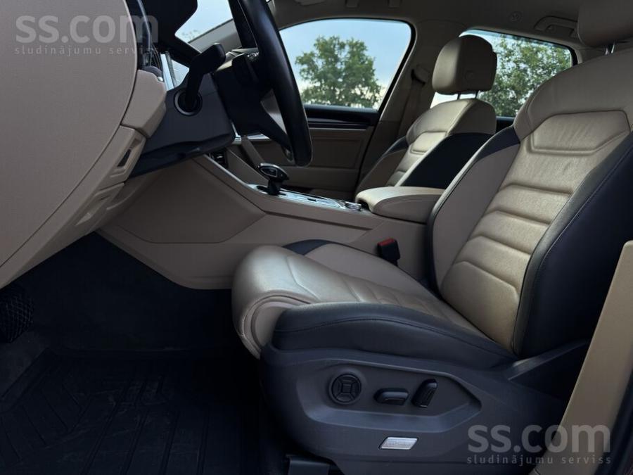 Red Volkswagen Touareg 2021 in Valmiera, with an engine capacity of 3.00 L and mileage of 64 thousand km for 39900 €, photo 8 on AUTOMOTO.COM.LV