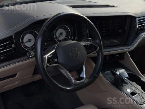 Red Volkswagen Touareg 2021 in Valmiera, with an engine capacity of 3.00 L and mileage of 64 thousand km for 39900 €, photo 9 on AUTOMOTO.COM.LV