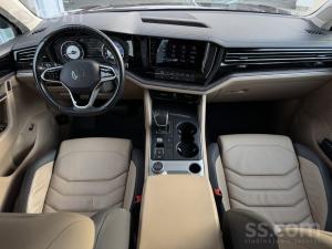 Red Volkswagen Touareg 2021 in Valmiera, with an engine capacity of 3.00 L and mileage of 64 thousand km for 39900 €, photo 19 on AUTOMOTO.COM.LV