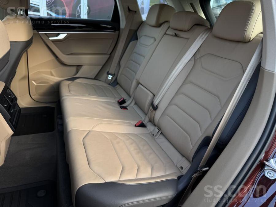 Red Volkswagen Touareg 2021 in Valmiera, with an engine capacity of 3.00 L and mileage of 64 thousand km for 39900 €, photo 20 on AUTOMOTO.COM.LV