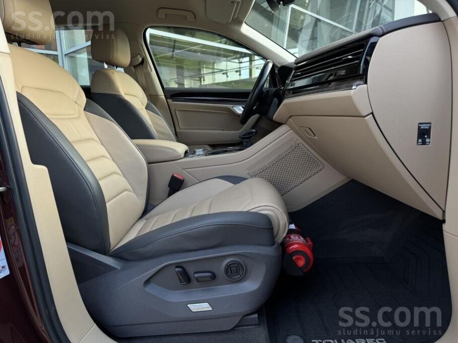 Red Volkswagen Touareg 2021 in Valmiera, with an engine capacity of 3.00 L and mileage of 64 thousand km for 39900 €, photo 21 on AUTOMOTO.COM.LV