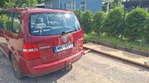 Red Volkswagen Touareg 2005 in Riga, with an engine capacity of 1.90 L and mileage of 384 thousand km for 350 €, photo 4 on AUTOMOTO.COM.LV