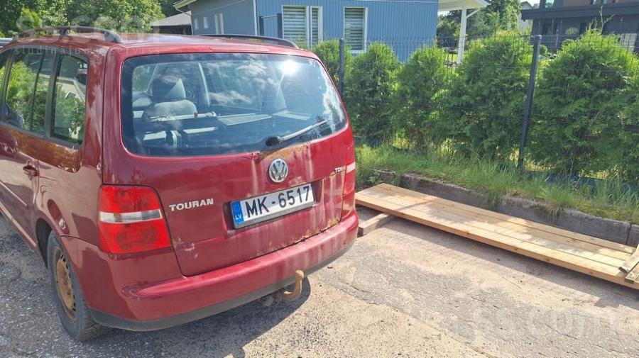 Red Volkswagen Touareg 2005 in Riga, with an engine capacity of 1.90 L and mileage of 384 thousand km for 350 €, photo 4 on AUTOMOTO.COM.LV