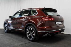 Red Volkswagen Touareg 2022 in Tallinn, with an engine capacity of 3.00 L and mileage of 50 thousand km for 44900 €, photo 4 on AUTOMOTO.COM.LV