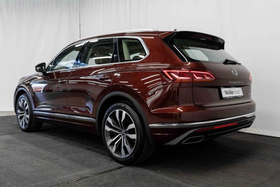 Red Volkswagen Touareg 2022 in Tallinn, with an engine capacity of 3.00 L and mileage of 50 thousand km for 44900 €, photo 4 on AUTOMOTO.COM.LV