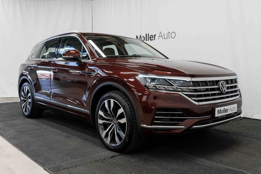 Red Volkswagen Touareg 2022 in Tallinn, with an engine capacity of 3.00 L and mileage of 50 thousand km for 44900 €, photo 5 on AUTOMOTO.COM.LV