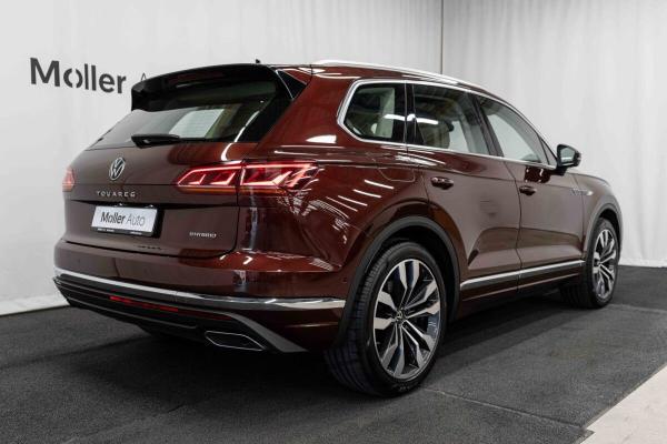 Sarkans Volkswagen Touareg 2022 Tallina, ar dzinēja tilpumu 3.00 L un nobraukumu 50 tūkst. km par 44900 €, foto 5 vietnē AUTOMOTO.COM.LV