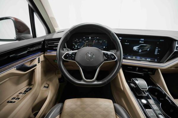 Sarkans Volkswagen Touareg 2022 Tallina, ar dzinēja tilpumu 3.00 L un nobraukumu 50 tūkst. km par 44900 €, foto 10 vietnē AUTOMOTO.COM.LV