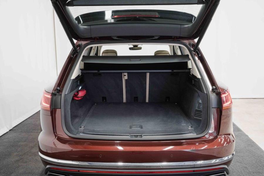 Red Volkswagen Touareg 2022 in Tallinn, with an engine capacity of 3.00 L and mileage of 50 thousand km for 44900 €, photo 16 on AUTOMOTO.COM.LV