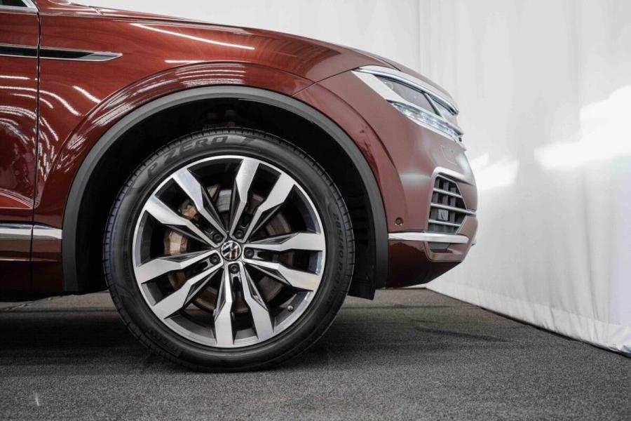 Red Volkswagen Touareg 2022 in Tallinn, with an engine capacity of 3.00 L and mileage of 50 thousand km for 44900 €, photo 17 on AUTOMOTO.COM.LV